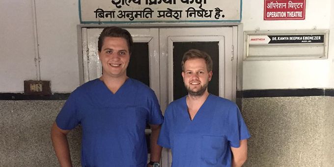 ACH Studierende überreichen Scheck in indischem Hospital