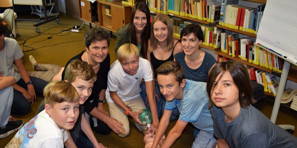 Reanimationstraining am Gymnasium mit Dr. Veronika Kellner